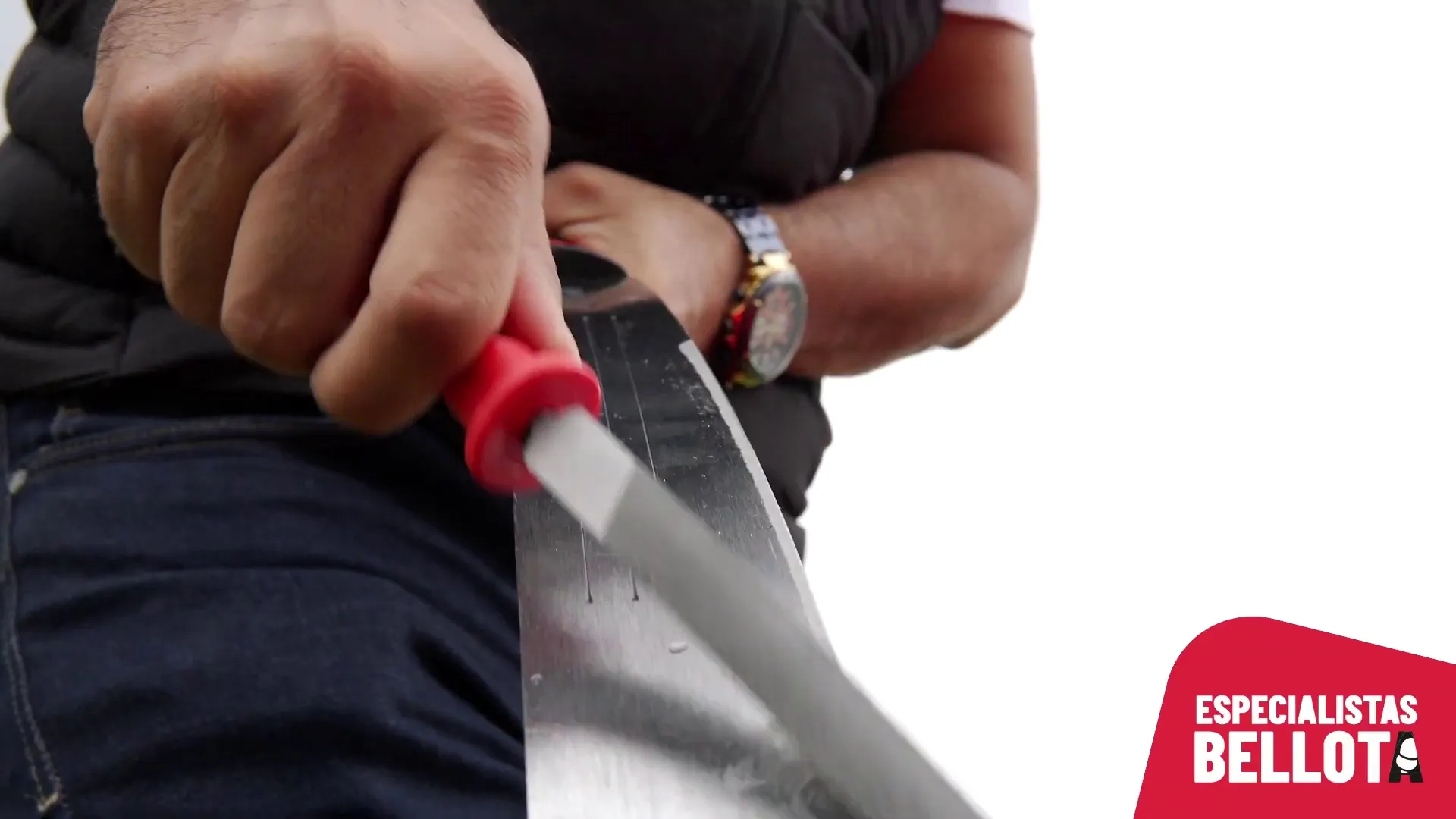 Cómo afilar un cuchillo con lima triangular